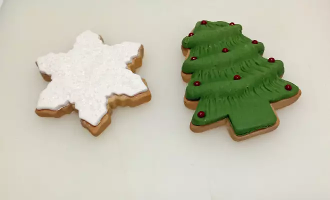 Božični piškoti v obliki drevesa ali snežinke