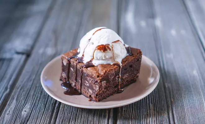 Izindlela zokupheka ze-dessert zikaKhisimusi: i-chocolate brownie