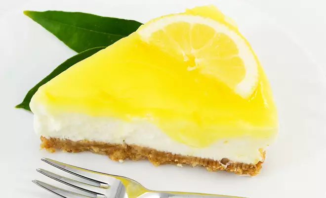 Izindlela zokupheka ze-dessert zikaKhisimusi: i-lemon cheesecake