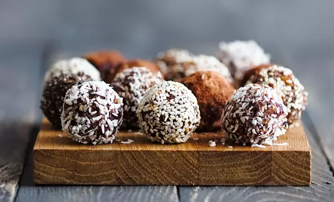 Izindlela zokupheka ze-dessert zikaKhisimusi: ama-truffles kashokoledi