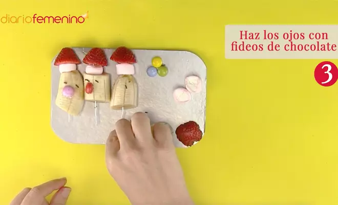 Mga resipe sa dessert para sa Pasko: Mga saging ni Santa Claus nga lakang 3