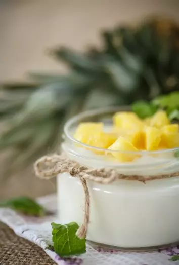 I-yoghurt kunye ne-pineapple curd