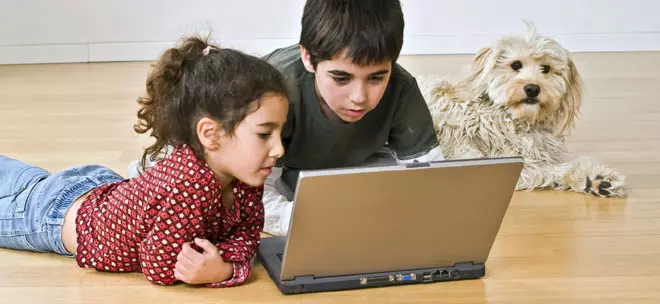 Kinder sind 8 Stunden am Tag online