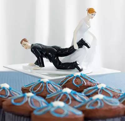 Vidám menyasszony és vőlegény figurák az esküvői tortához 52831_2
