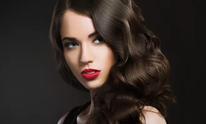 Maquiagem com batom vermelho de acordo com a idade da mulher