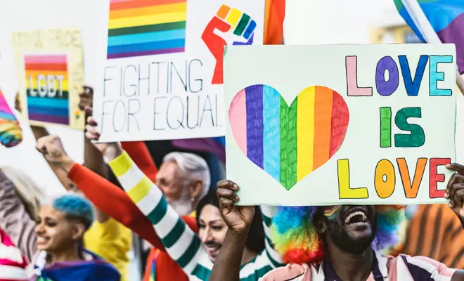 ເປັນຫຍັງມັນຈຶ່ງສຳຄັນ (ແລະຈຳເປັນ) ເພື່ອສະເຫຼີມສະຫຼອງ Gay ຫຼື LGBT Pride