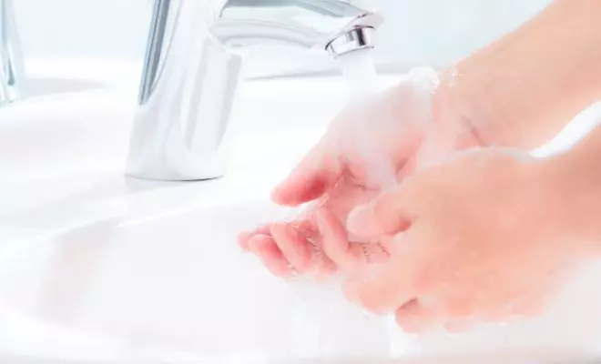 مسلسل دھونے کے بعد اپنے ہاتھوں کی دیکھ بھال کیسے کریں (اور انہیں خشک ہونے سے روکیں)