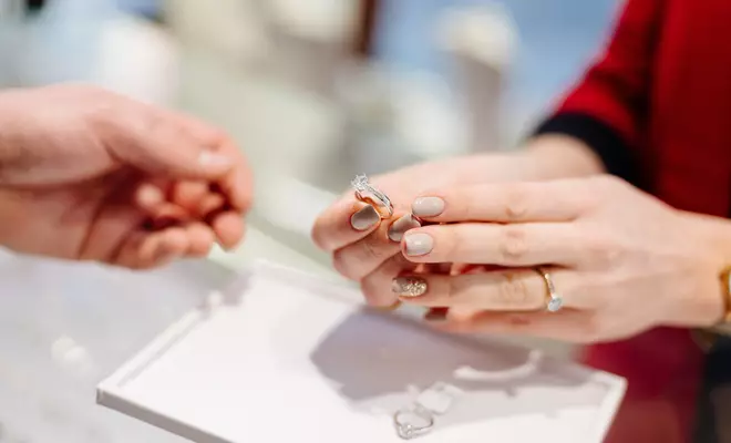 婚約指輪を買うことを夢見るとはどういう意味ですか