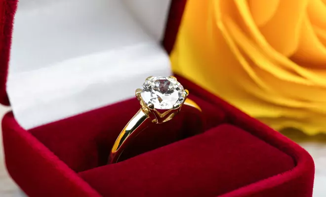Significado de sonhar que você dá um anel de noivado