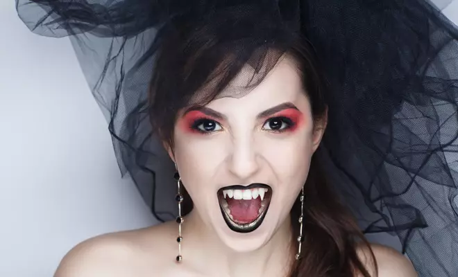 ຂັ້ນຕອນເພື່ອເຮັດໃຫ້ vampire ແຕ່ງຫນ້າສໍາລັບ Halloween
