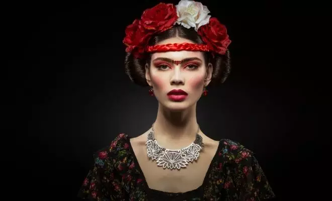 Frida Kahlo Kostüm fir Halloween: Make-up, Ergänzungen an Accessoiren