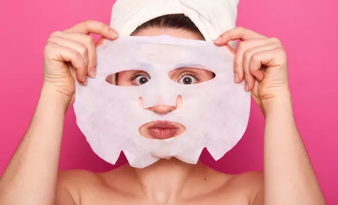 Հելոուինի գիշերից հետո խաղադրույք կատարեք դեմքի դիմակի վրա՝ ձեր մաշկը մաքրելու համար