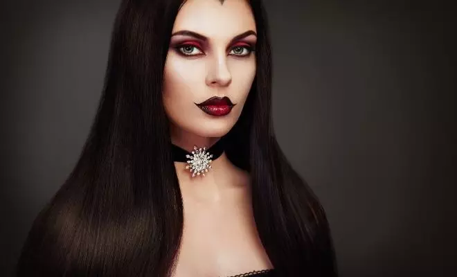 ဘတ်ဂျက်ဖြင့် Halloween အတွက် vampire ဝတ်စုံကိုဘယ်လိုဖန်တီးမလဲ။