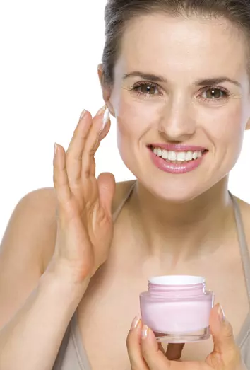 Falsi miti sulla pelle: le creme antirughe non fanno nulla