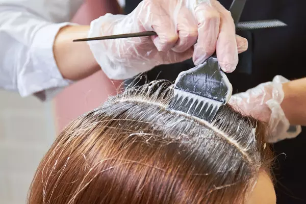 Μπορείτε να βάψετε τα μαλλιά σας με μια θεραπεία κερατίνης;