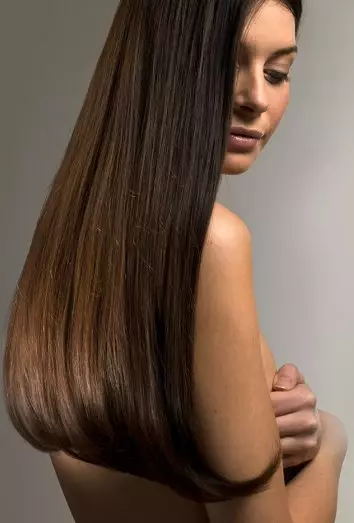 Egyenes haj: útmutató, hogy a legtöbbet hozza ki a hajvasalóból