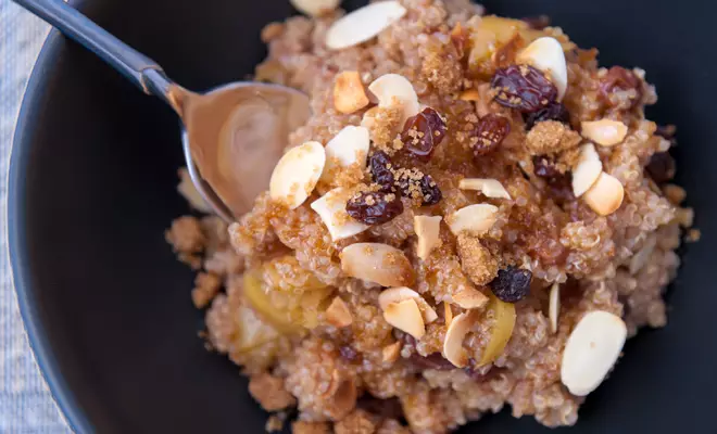 နံနက်စာချက်ပြုတ်နည်း- သစ်ကြံပိုးခေါက်နှင့်ပန်းသီးနှင့်အတူ quinoa