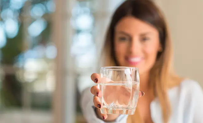 하루 중 언제 물을 마셔야합니까?