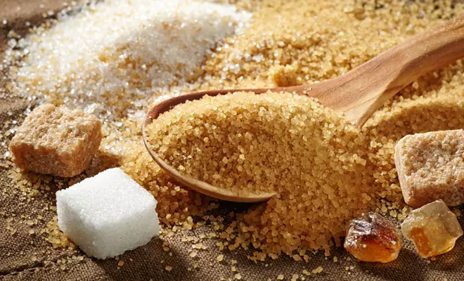 Разлики между кафява и бяла захар