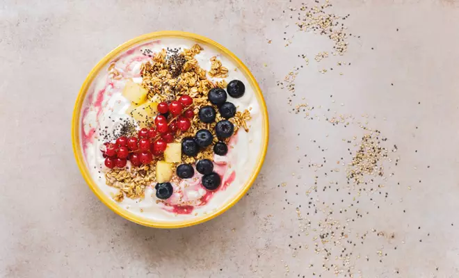 Mic dejun cu proteine: castron cu lapte, fulgi de ovaz si fructe