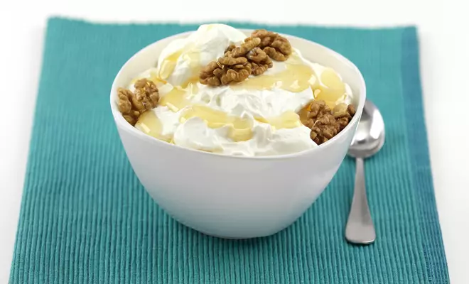 Sarapan berprotein tinggi: yogurt dengan kacang