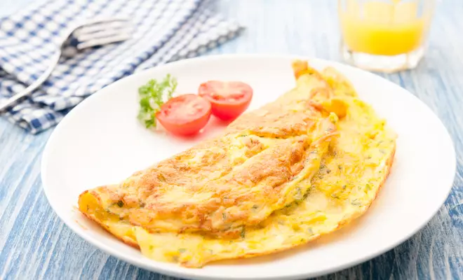 High-protein breakfast: omelette uye juice