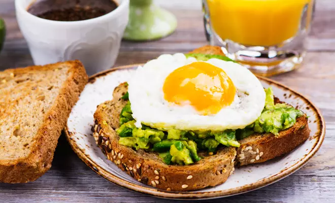 Mic dejun cu proteine: toast cu ouă de avocado