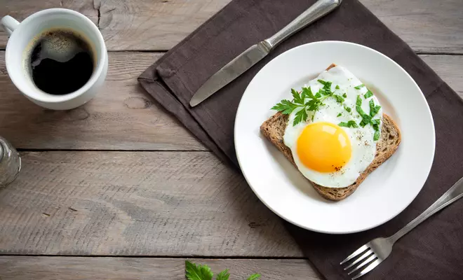 Sarapan pagi dengan telur: resipi cepat dan rendah kalori