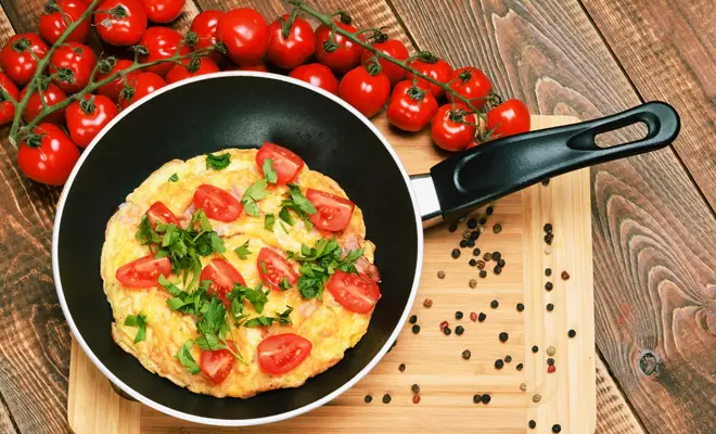 Дорухат omelette фаронсавӣ бо помидор гелос