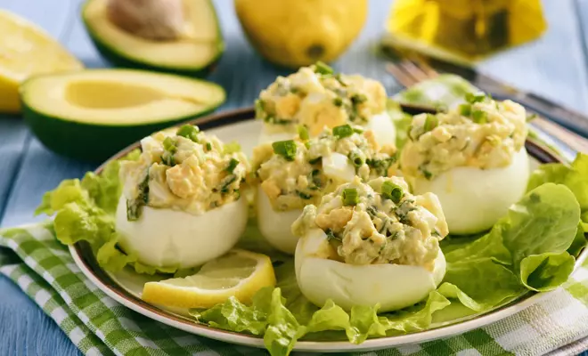 Receita de café da manhã: ovos cozidos com abacate