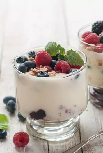 Zakaj je uživanje jogurta za zajtrk dobro za vas