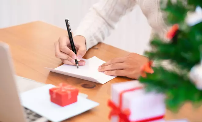Si të shkruani një letër Krishtlindjesh për të shoqëruar një dhuratë