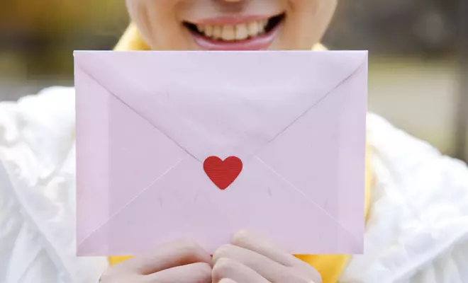 तपाईंको पहिलो प्रेमीलाई समर्पित भावनाको साथ प्रेम पत्र