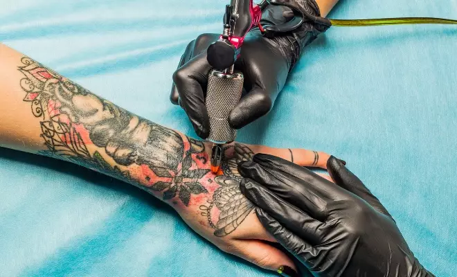 Tatouages et santé : se faire tatouer en prenant des médicaments
