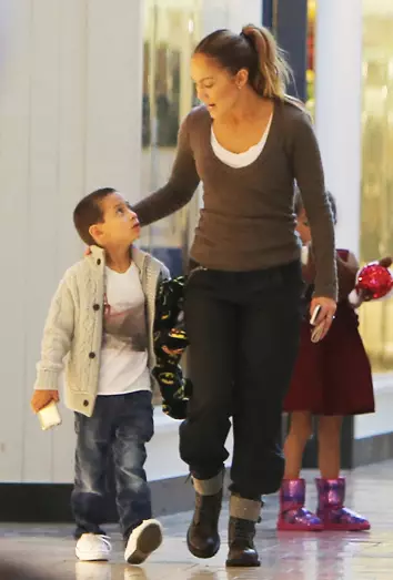 Jennifer Lopez helpt haar zoon verlegenheid te overwinnen