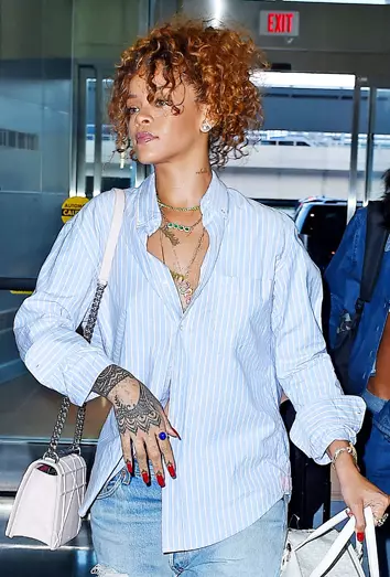 Rihanna i oversized skjorte