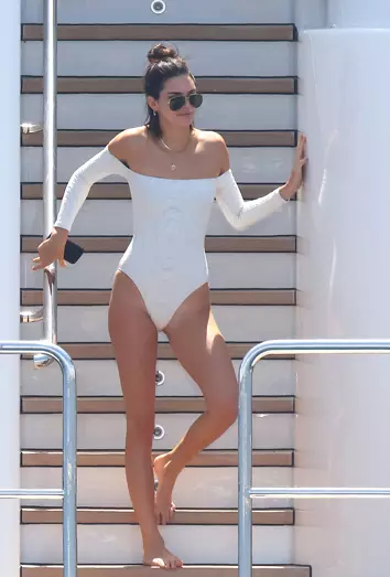 Kendall Jenner muhteşem bir mayo giyiyor