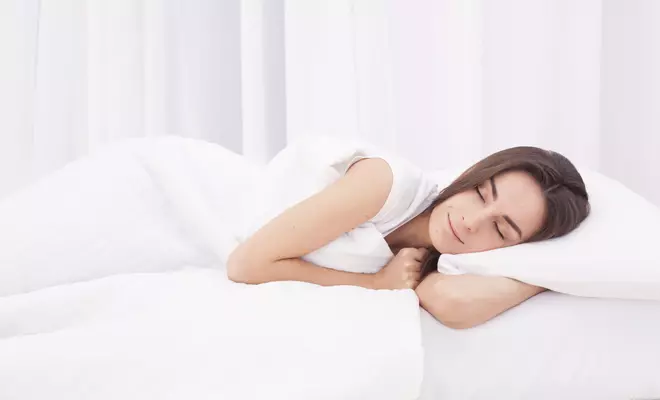Bolest zad, krku nebo nohou: jaká je nejlepší poloha na spaní