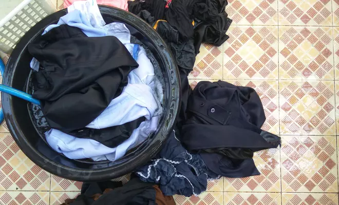 Hvordan vaske de svarte klærne dine uten å skade dem