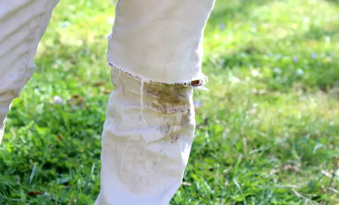 Tricks zum Entfernen von Grasflecken aus der Kleidung