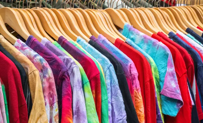 Cum să îndepărtezi petele de înălbitor de pe hainele colorate