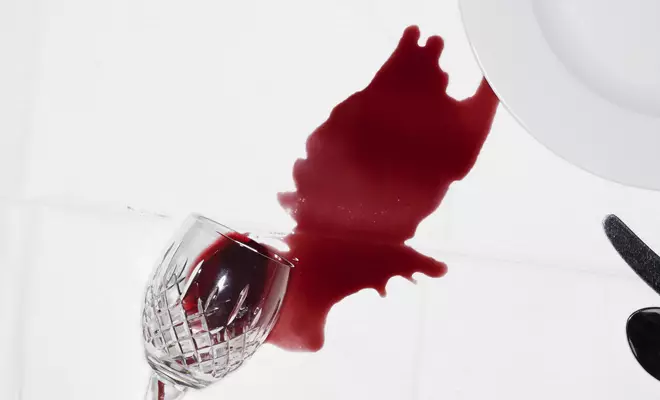 لکه های شراب قرمز روی لباس: آنها را برای همیشه پاک کنید!