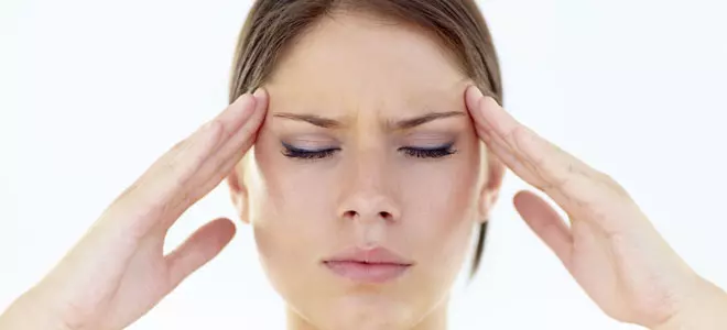 سامنے والے حصے میں سر درد: وجوہات اور علاج
