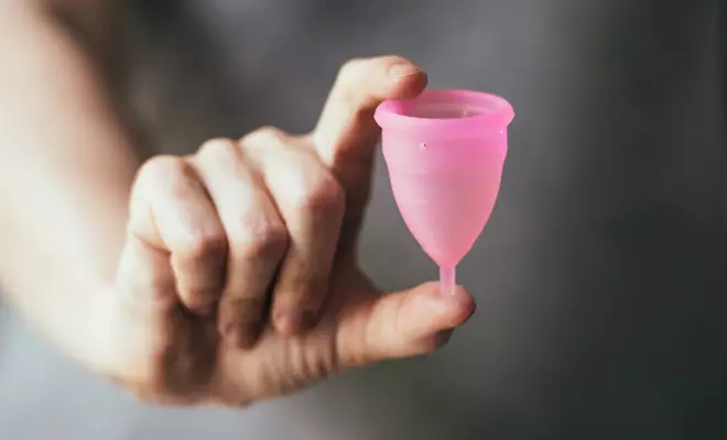 Як зняти менструальну чашу