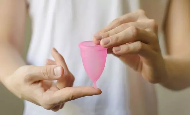Како да го лоцирате грлото на матката или грлото на матката за да ја користите менструалната чаша