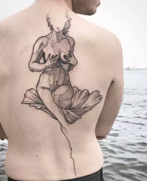 vrouw en tatoeages op haar rug