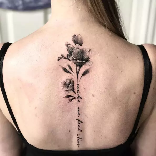 bloemen en tatoeages op de rug