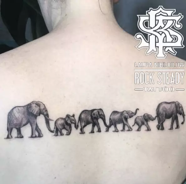 olifanten en tatoeages op de rug