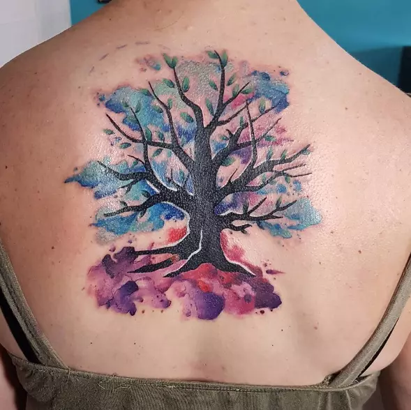 tato pohon dan punggung