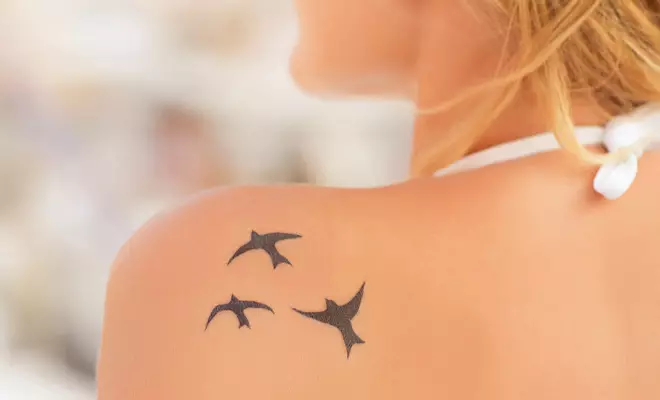 Desain tato manuk kanggo nglambangake kebebasan